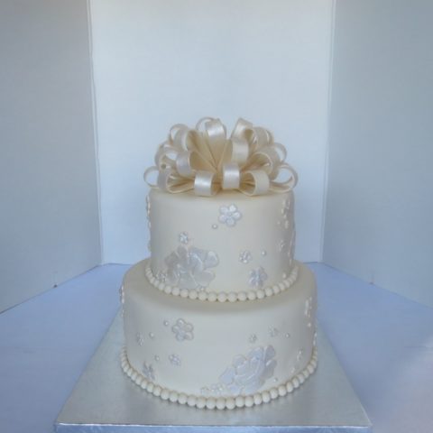 Cream colored cake with loop bow - Honey Cakes